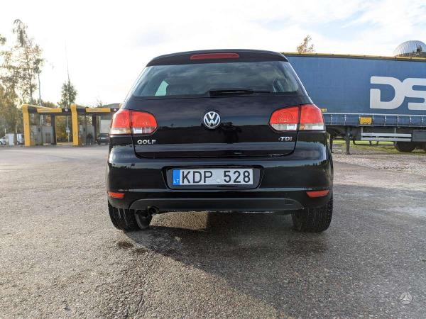 Melns Volkswagen Golf 2011 Šakiai, ar dzinēja tilpumu 1.60 L un nobraukumu 201 tūkst. km par 3800 €, foto 4 vietnē AUTOMOTO.COM.LV