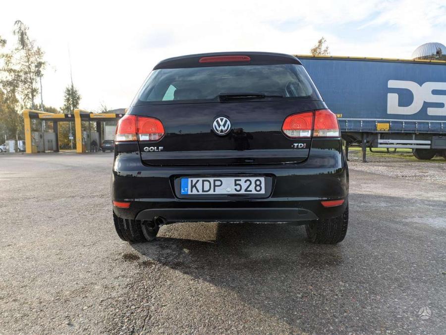 Melns Volkswagen Golf 2011 Šakiai, ar dzinēja tilpumu 1.60 L un nobraukumu 201 tūkst. km par 3800 €, foto 4 vietnē AUTOMOTO.COM.LV