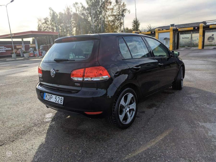 Melns Volkswagen Golf 2011 Šakiai, ar dzinēja tilpumu 1.60 L un nobraukumu 201 tūkst. km par 3800 €, foto 5 vietnē AUTOMOTO.COM.LV