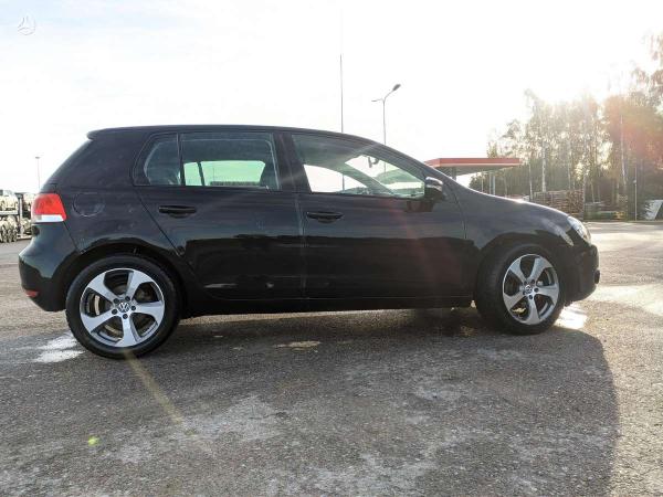 Melns Volkswagen Golf 2011 Šakiai, ar dzinēja tilpumu 1.60 L un nobraukumu 201 tūkst. km par 3800 €, foto 6 vietnē AUTOMOTO.COM.LV