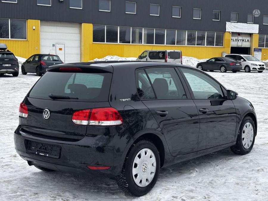 Black Volkswagen Golf 2011 in Utena, with an engine capacity of 1.60 L and mileage of 301 thousand km for 3550 €, photo 5 on AUTOMOTO.COM.LV