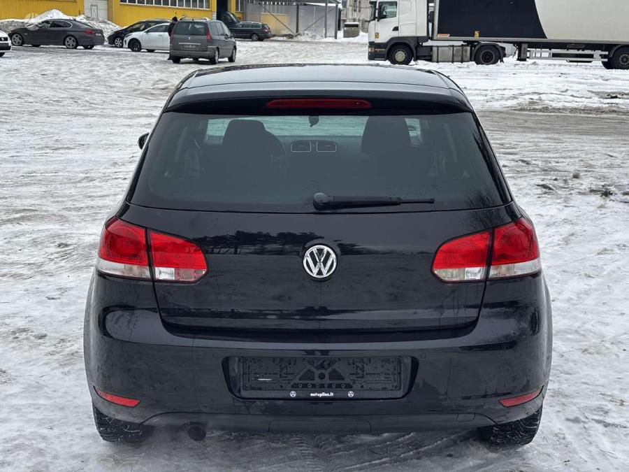 Black Volkswagen Golf 2011 in Utena, with an engine capacity of 1.60 L and mileage of 301 thousand km for 3550 €, photo 6 on AUTOMOTO.COM.LV