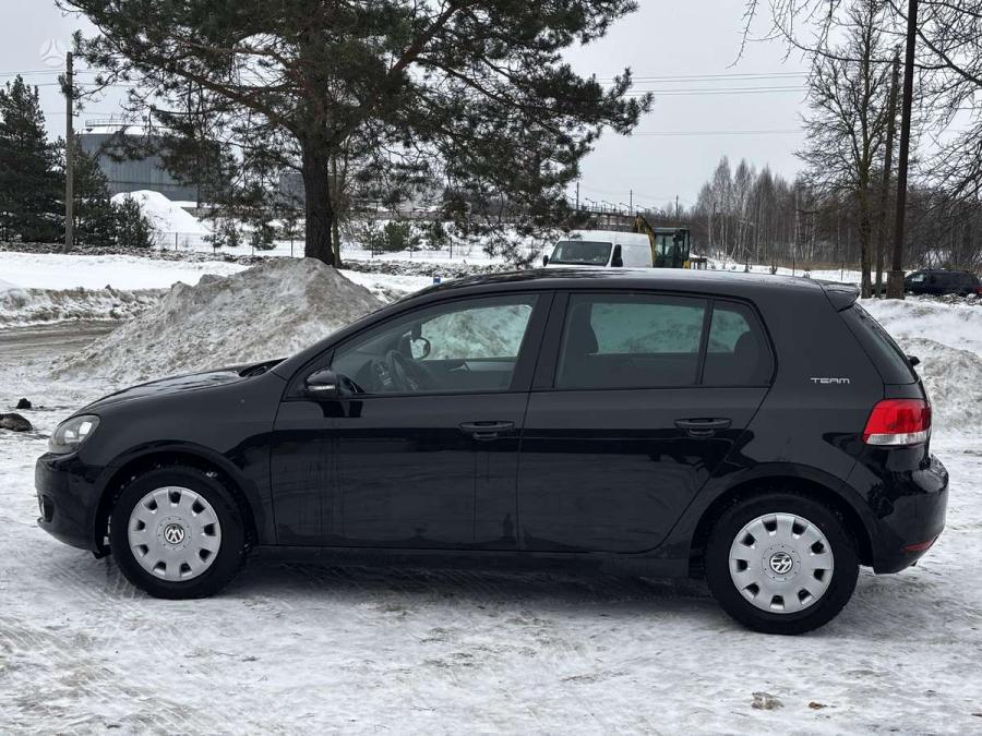 Black Volkswagen Golf 2011 in Utena, with an engine capacity of 1.60 L and mileage of 301 thousand km for 3550 €, photo 8 on AUTOMOTO.COM.LV