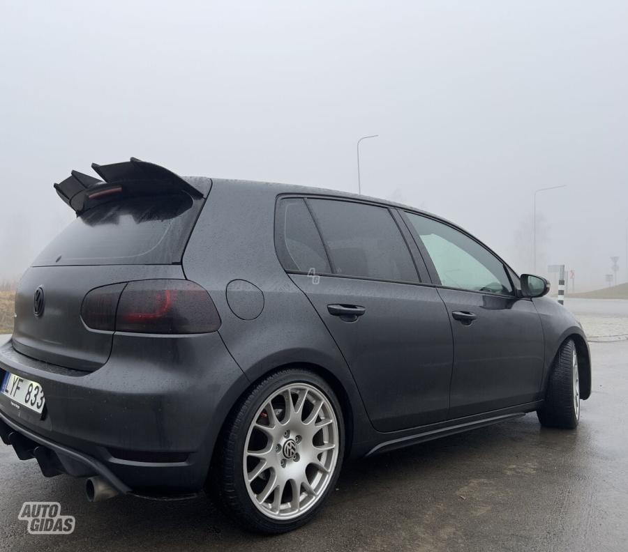 Melns Volkswagen Golf 2011 Šauļi, ar dzinēja tilpumu 2.00 L un nobraukumu 264 tūkst. km par 7000 €, foto 4 vietnē AUTOMOTO.COM.LV