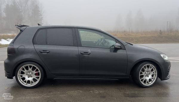 Melns Volkswagen Golf 2011 Šauļi, ar dzinēja tilpumu 2.00 L un nobraukumu 264 tūkst. km par 7000 €, foto 5 vietnē AUTOMOTO.COM.LV