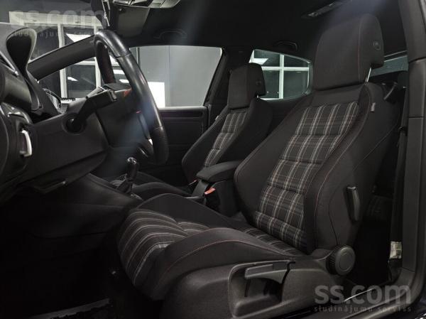 Black Volkswagen Golf 2011 in Cesis, with an engine capacity of 2.00 L and mileage of 139 thousand km for 9450 €, photo 10 on AUTOMOTO.COM.LV