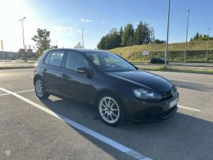 Melns Volkswagen Golf 2011 Viļņa, ar dzinēja tilpumu 1.60 L un nobraukumu 350 tūkst. km par 2200 €, foto  vietnē AUTOMOTO.COM.LV