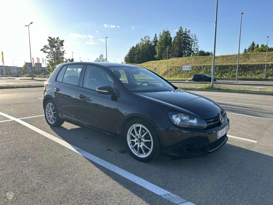 Melns Volkswagen Golf 2011 Viļņa, ar dzinēja tilpumu 1.60 L un nobraukumu 350 tūkst. km par 2200 €, foto 1 vietnē AUTOMOTO.COM.LV