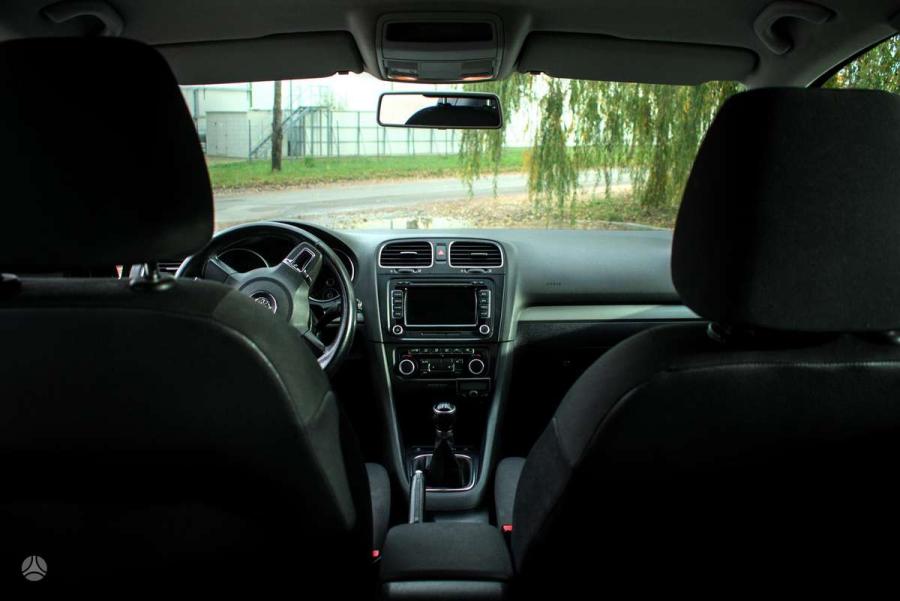 Melns Volkswagen Golf 2011 Viļņa, ar dzinēja tilpumu 1.60 L un nobraukumu 350 tūkst. km par 2200 €, foto 13 vietnē AUTOMOTO.COM.LV