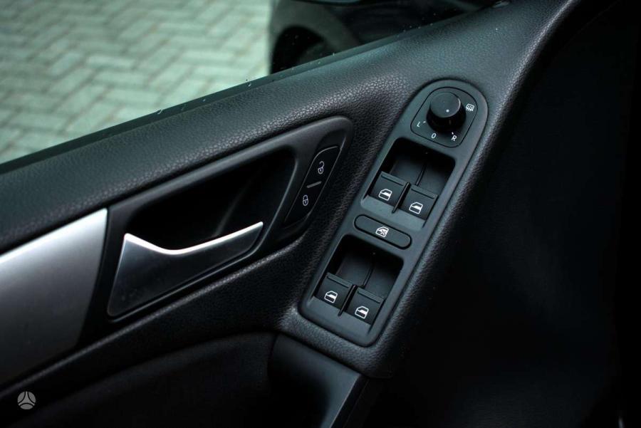 Melns Volkswagen Golf 2011 Viļņa, ar dzinēja tilpumu 1.60 L un nobraukumu 350 tūkst. km par 2200 €, foto 15 vietnē AUTOMOTO.COM.LV