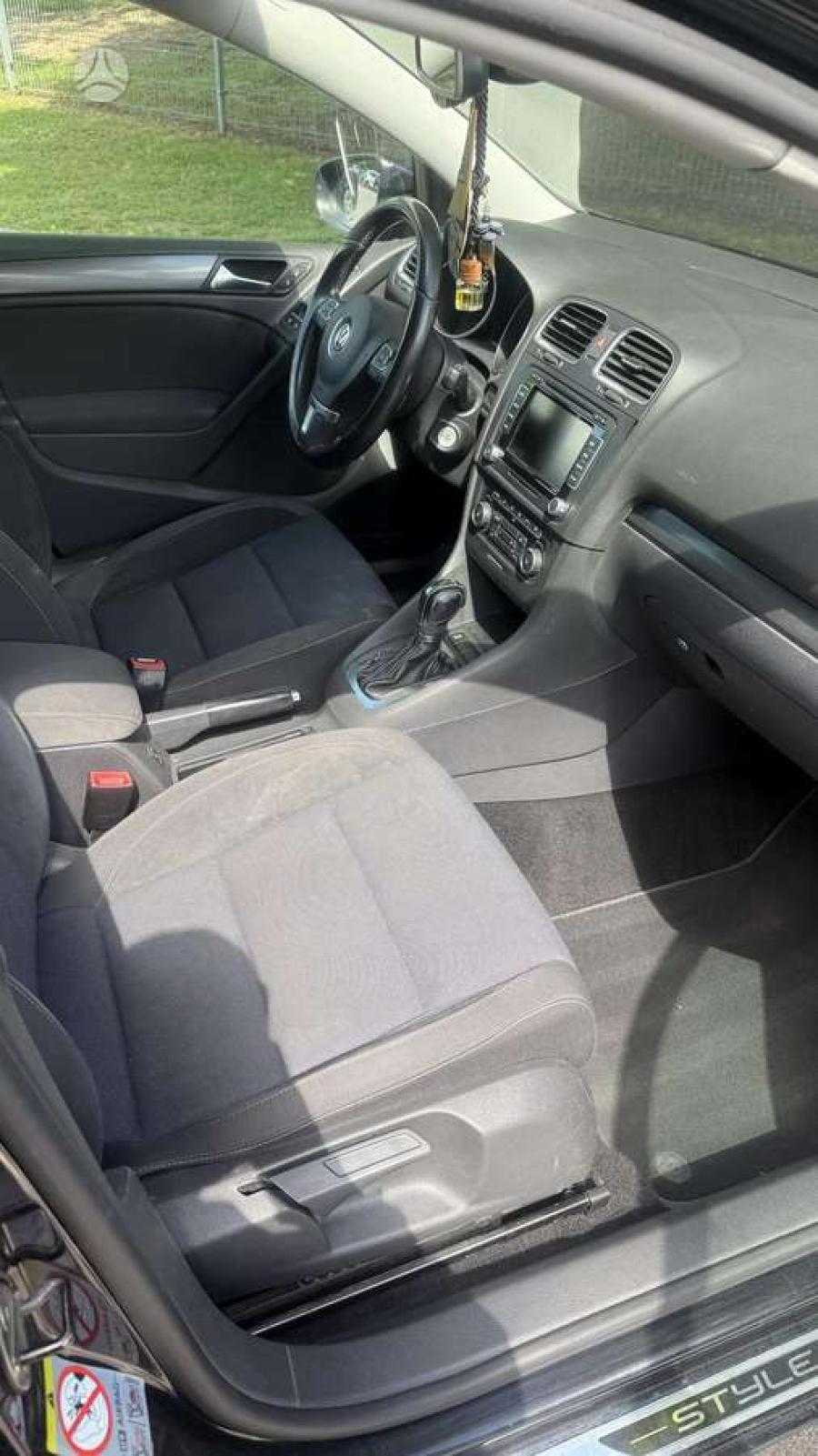 Black Volkswagen Golf 2011 in Kaunas, with an engine capacity of 1.60 L and mileage of 268 thousand km for 4800 €, photo 13 on AUTOMOTO.COM.LV
