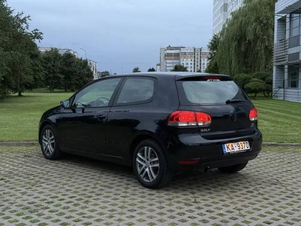 Black Volkswagen Golf 2011 in Riga, with an engine capacity of 1.60 L and mileage of 258 thousand km for 2440 €, photo 3 on AUTOMOTO.COM.LV
