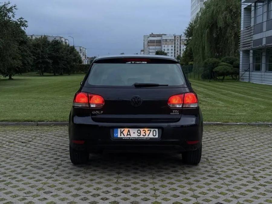 Melns Volkswagen Golf 2011 Rīga, ar dzinēja tilpumu 1.60 L un nobraukumu 258 tūkst. km par 2440 €, foto 5 vietnē AUTOMOTO.COM.LV