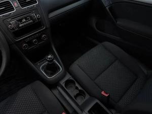 Melns Volkswagen Golf 2011 Rīga, ar dzinēja tilpumu 1.60 L un nobraukumu 258 tūkst. km par 2440 €, foto 13 vietnē AUTOMOTO.COM.LV