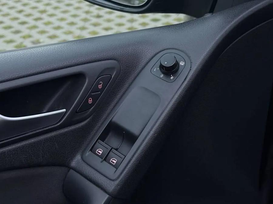 Melns Volkswagen Golf 2011 Rīga, ar dzinēja tilpumu 1.60 L un nobraukumu 258 tūkst. km par 2440 €, foto 17 vietnē AUTOMOTO.COM.LV