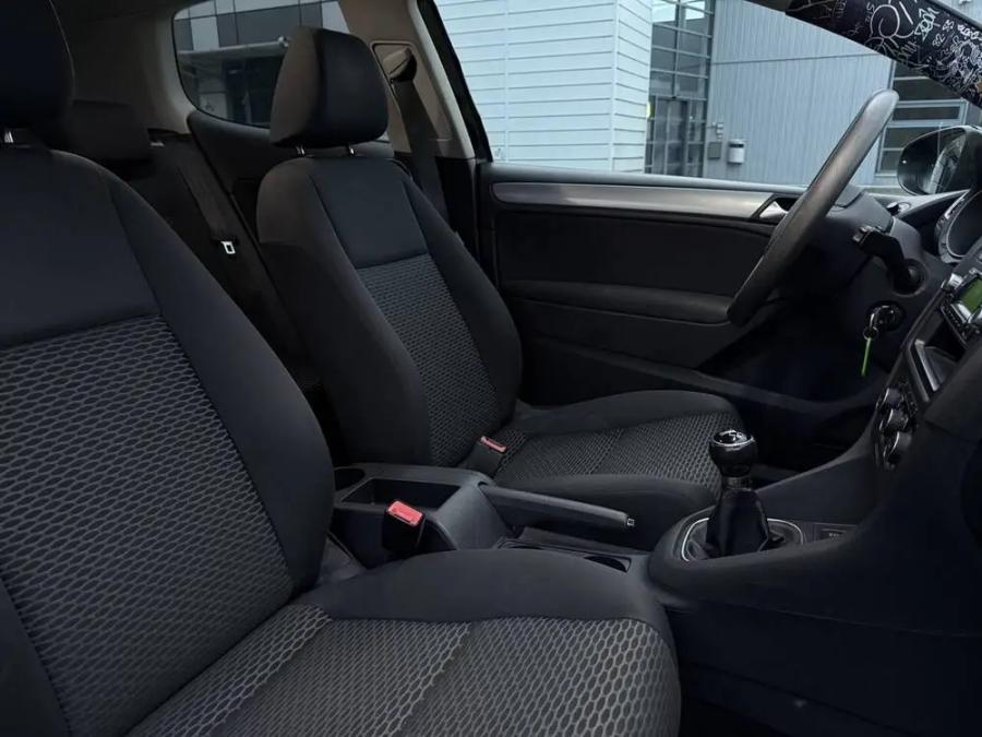 Melns Volkswagen Golf 2011 Rīga, ar dzinēja tilpumu 1.60 L un nobraukumu 258 tūkst. km par 2440 €, foto 18 vietnē AUTOMOTO.COM.LV