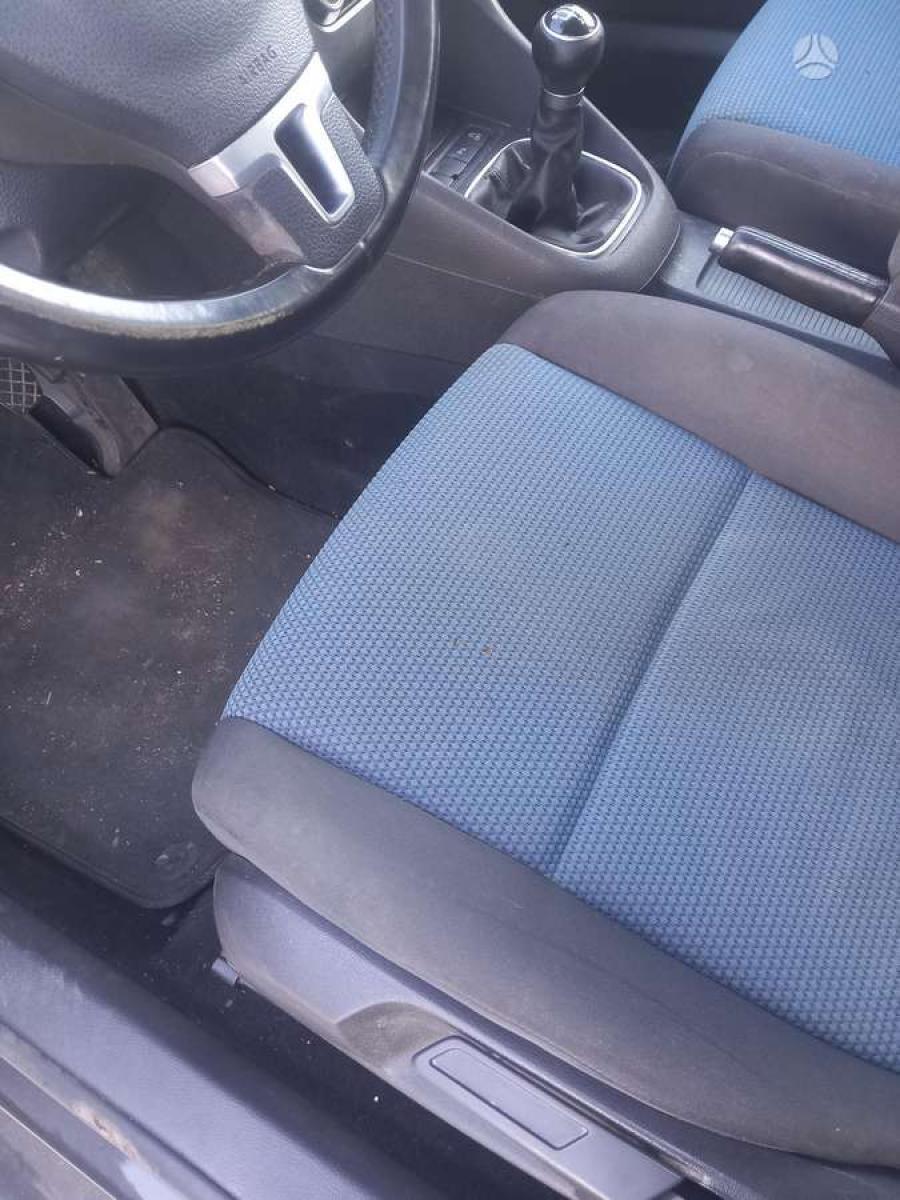 Melns Volkswagen Golf 2011 Panevēža, ar dzinēja tilpumu 1.60 L un nobraukumu 258 tūkst. km par 3850 €, foto 9 vietnē AUTOMOTO.COM.LV
