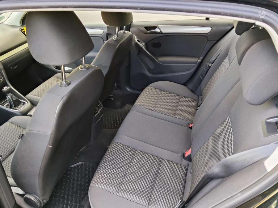 Black Volkswagen Golf 2011 in Kedainiai, with an engine capacity of 1.39 L and mileage of 180 thousand km for 3200 €, photo 13 on AUTOMOTO.COM.LV