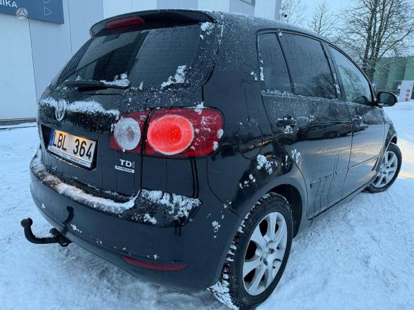 Black Volkswagen Golf 2012 in Kaunas, with an engine capacity of 1.60 L and mileage of 324 thousand km for 4650 €, photo 4 on AUTOMOTO.COM.LV