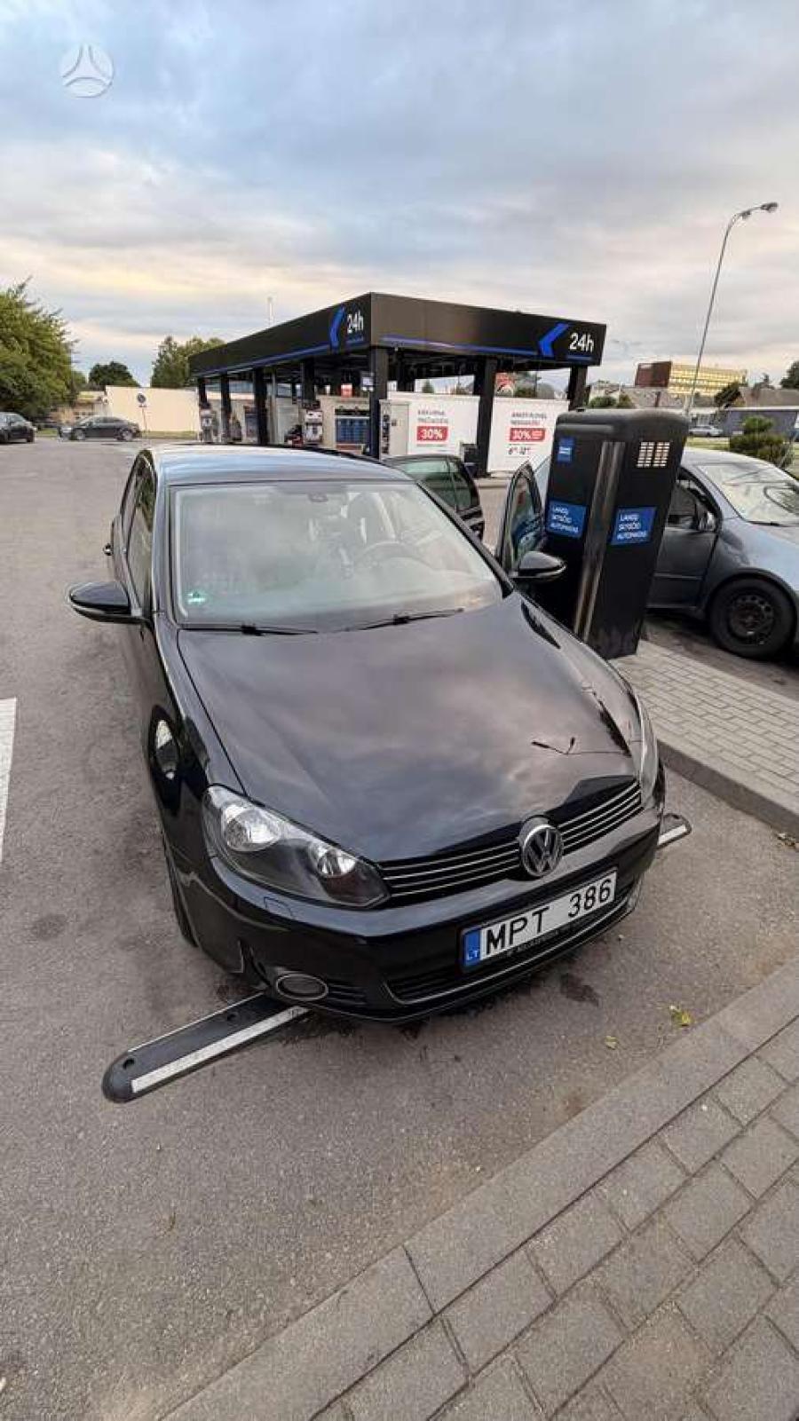 Melns Volkswagen Golf 2012 Klaipėda, ar dzinēja tilpumu 2.00 L un nobraukumu 322 tūkst. km par 4900 €, foto 1 vietnē AUTOMOTO.COM.LV