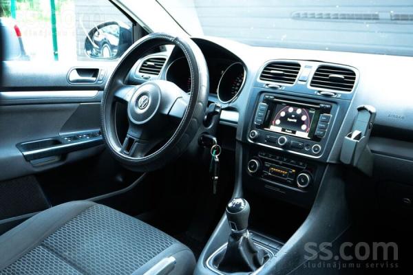 Melns Volkswagen Golf 2012 Rīga, ar dzinēja tilpumu 1.60 L un nobraukumu 352 tūkst. km par 2890 €, foto 5 vietnē AUTOMOTO.COM.LV