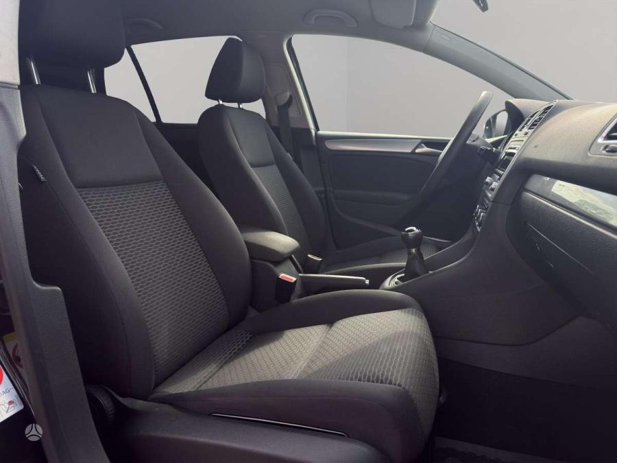 Black Volkswagen Golf 2012 in Kaunas, with an engine capacity of 1.40 L and mileage of 270 thousand km for 4999 €, photo 9 on AUTOMOTO.COM.LV