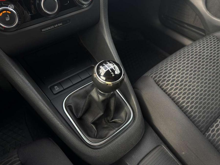 Black Volkswagen Golf 2012 in Kaunas, with an engine capacity of 1.40 L and mileage of 270 thousand km for 4999 €, photo 16 on AUTOMOTO.COM.LV