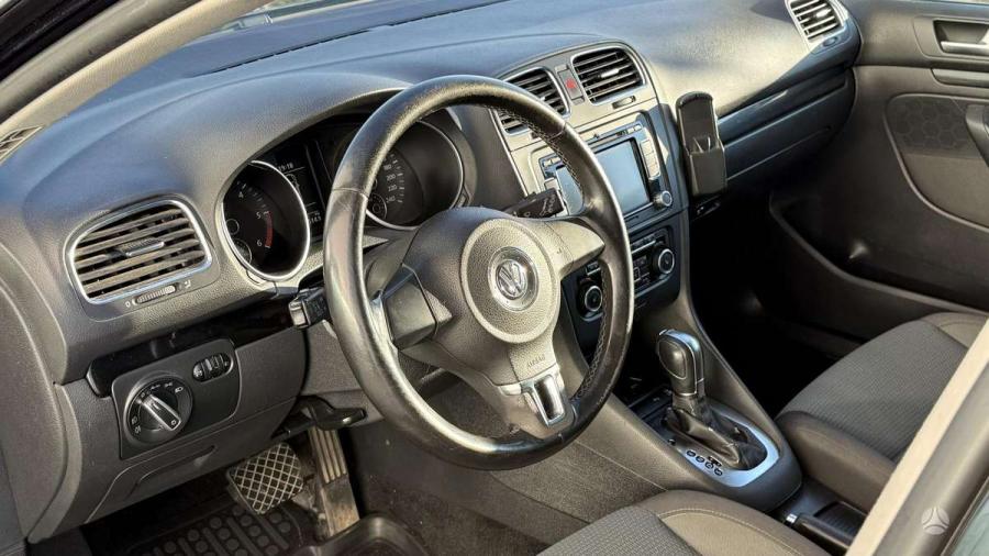 Melns Volkswagen Golf 2012 Viļņa, ar dzinēja tilpumu 1.60 L un nobraukumu 320 tūkst. km par 2650 €, foto 6 vietnē AUTOMOTO.COM.LV