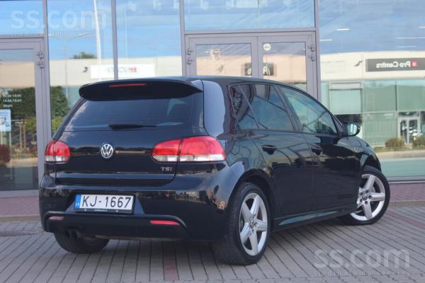 Volkswagen Golf 2012 in Riga on AUTOMOTO.COM.LV Black Volkswagen Golf 2012 in Riga, with an engine capacity of 1.40 L and mileage of 195 thousand km for 3990 €, photo 4 on AUTOMOTO.COM.LV
