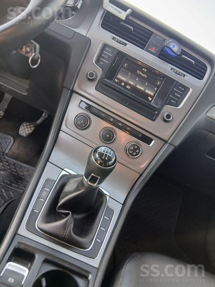 Black Volkswagen Golf 2013 in Gulbene, with an engine capacity of 1.60 L and mileage of 384 thousand km for 3395 €, photo 7 on AUTOMOTO.COM.LV