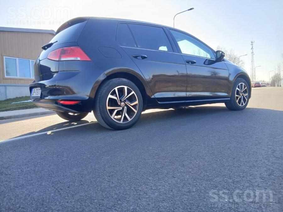 Black Volkswagen Golf 2013 in Gulbene, with an engine capacity of 1.60 L and mileage of 384 thousand km for 3395 €, photo 16 on AUTOMOTO.COM.LV