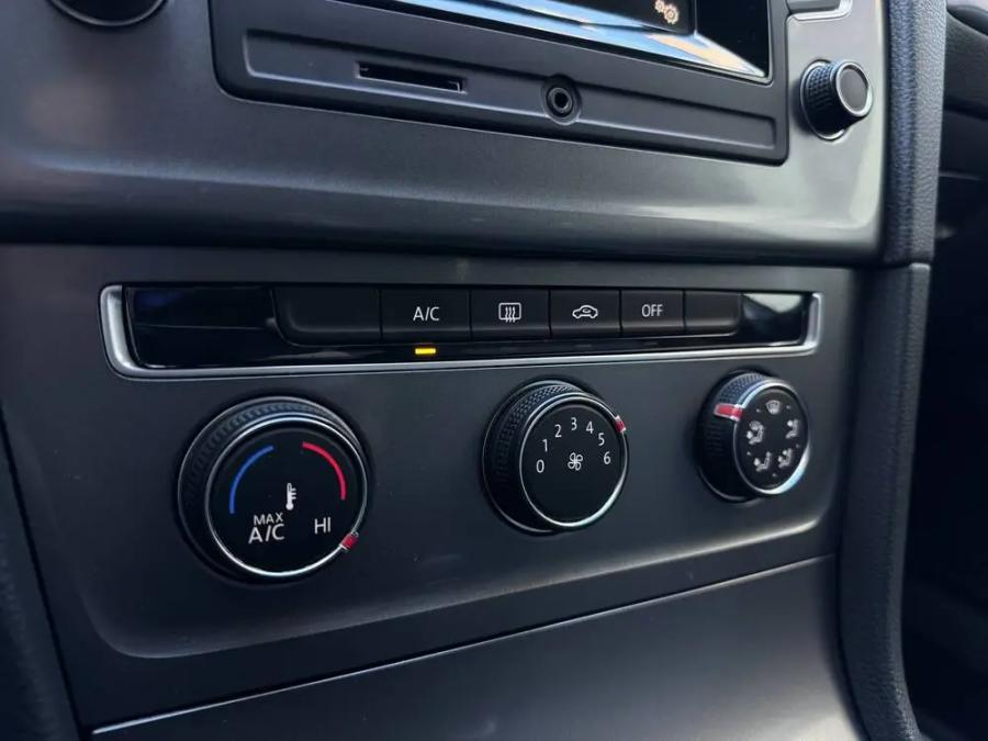 Melns Volkswagen Golf 2014 Rīga, ar dzinēja tilpumu 1.60 L un nobraukumu 217 tūkst. km par 4990 €, foto 18 vietnē AUTOMOTO.COM.LV