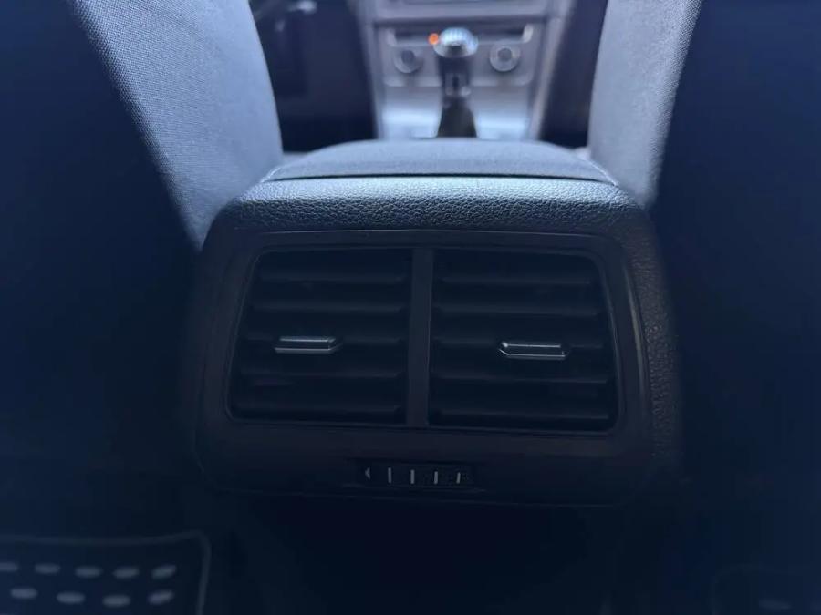 Melns Volkswagen Golf 2014 Rīga, ar dzinēja tilpumu 1.60 L un nobraukumu 217 tūkst. km par 4990 €, foto 23 vietnē AUTOMOTO.COM.LV