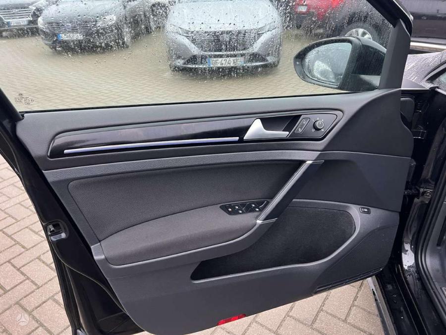 Melns Volkswagen Golf 2015 Tauragė, ar dzinēja tilpumu 1.40 L un nobraukumu 127 tūkst. km par 9700 €, foto 19 vietnē AUTOMOTO.COM.LV