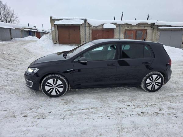Black Volkswagen Golf 2015 in Plunge, with an engine capacity of 0.00 L and mileage of 148 thousand km for 6800 €, photo 3 on AUTOMOTO.COM.LV