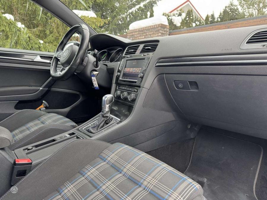 Black Volkswagen Golf 2015 in Vilnius, with an engine capacity of 1.40 L and mileage of 273 thousand km for 7500 €, photo 16 on AUTOMOTO.COM.LV