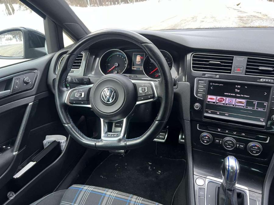 Black Volkswagen Golf 2015 in Vilnius, with an engine capacity of 1.40 L and mileage of 128 thousand km for 10300 €, photo 24 on AUTOMOTO.COM.LV