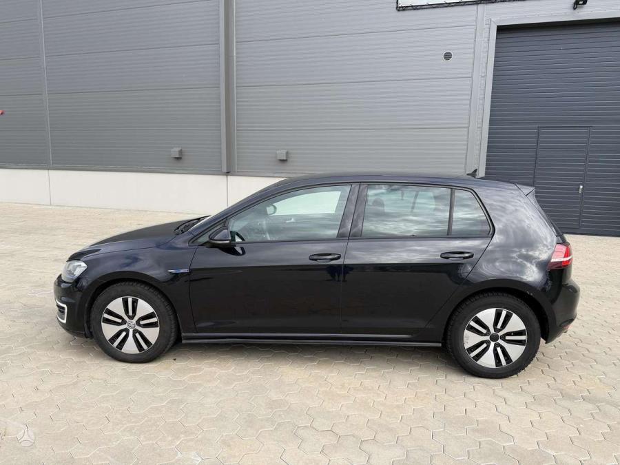 Black Volkswagen Golf 2015 in Kaunas, with an engine capacity of 1.40 L and mileage of 282 thousand km for 9300 €, photo 3 on AUTOMOTO.COM.LV