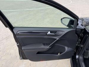 Black Volkswagen Golf 2015 in Kaunas, with an engine capacity of 1.40 L and mileage of 282 thousand km for 9300 €, photo 11 on AUTOMOTO.COM.LV