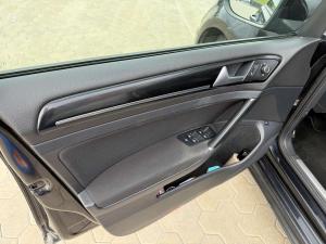 Black Volkswagen Golf 2015 in Kaunas, with an engine capacity of 1.40 L and mileage of 282 thousand km for 9300 €, photo 12 on AUTOMOTO.COM.LV