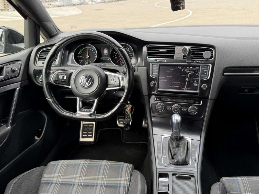 Black Volkswagen Golf 2015 in Kaunas, with an engine capacity of 1.40 L and mileage of 282 thousand km for 9300 €, photo 16 on AUTOMOTO.COM.LV