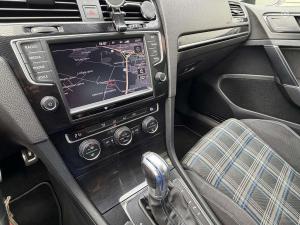 Black Volkswagen Golf 2015 in Kaunas, with an engine capacity of 1.40 L and mileage of 282 thousand km for 9300 €, photo 17 on AUTOMOTO.COM.LV