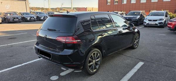 Black Volkswagen Golf 2016 in Vilnius, with an engine capacity of 1.60 L and mileage of 111 thousand km for 12980 €, photo 4 on AUTOMOTO.COM.LV