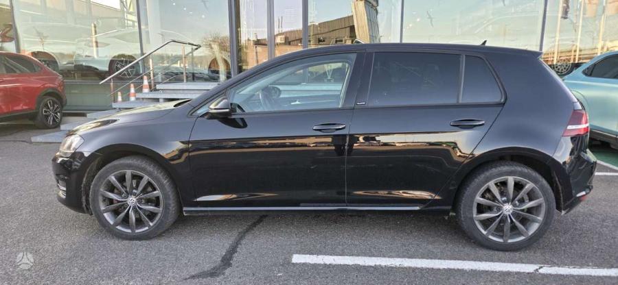 Black Volkswagen Golf 2016 in Vilnius, with an engine capacity of 1.60 L and mileage of 111 thousand km for 12980 €, photo 6 on AUTOMOTO.COM.LV
