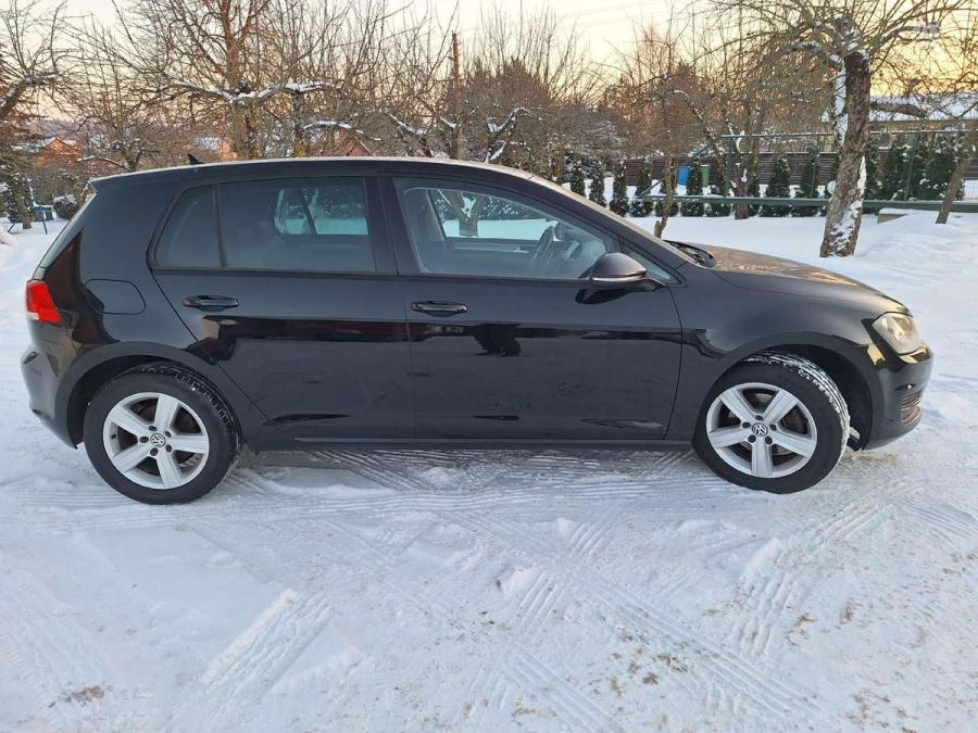 Black Volkswagen Golf 2016 in Alytus, with an engine capacity of 1.60 L and mileage of 283 thousand km for 6199 €, photo 7 on AUTOMOTO.COM.LV