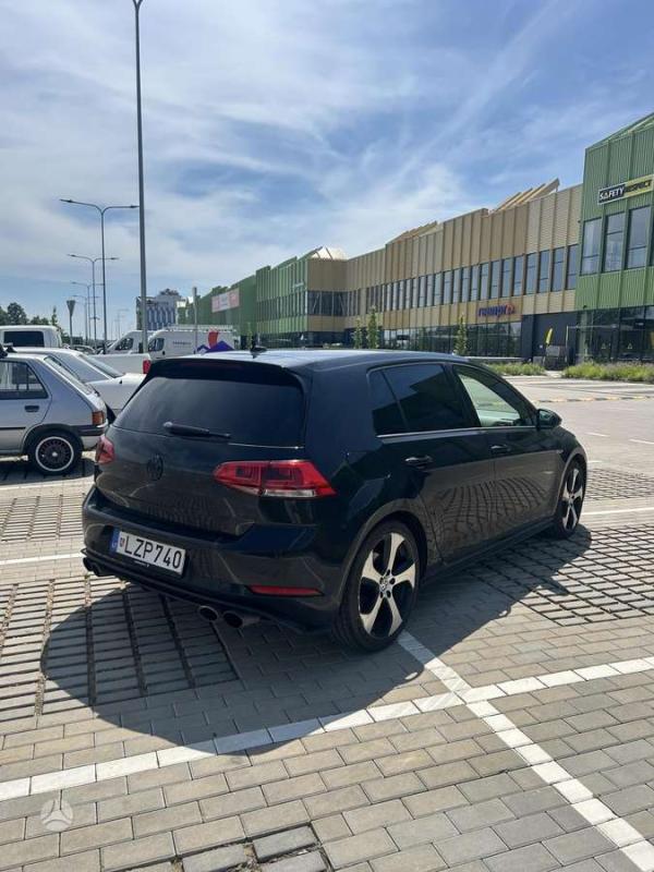 Black Volkswagen Golf 2016 in Vilnius, with an engine capacity of 1.98 L and mileage of 130 thousand km for 11900 €, photo 3 on AUTOMOTO.COM.LV