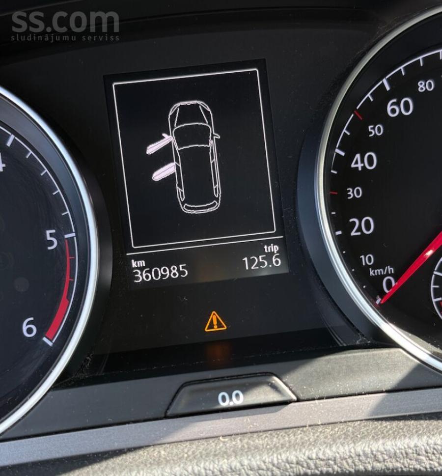 Black Volkswagen Golf 2016 in Saldus, with an engine capacity of 1.60 L and mileage of 361 thousand km for 5000 €, photo 6 on AUTOMOTO.COM.LV