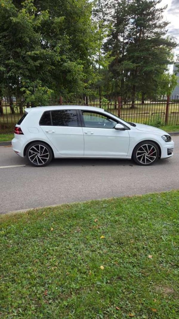 Volkswagen Golf 2016 in Kaunas on AUTOMOTO.COM.LV Black Volkswagen Golf 2016 in Kaunas, with an engine capacity of 2.00 L and mileage of 243 thousand km for 12499 β¬, photo 3 on AUTOMOTO.COM.LV