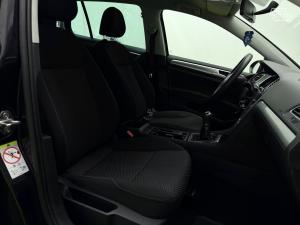 Black Volkswagen Golf 2017 in Avizieniai, with an engine capacity of 1.60 L and mileage of 255 thousand km for 6690 €, photo 13 on AUTOMOTO.COM.LV