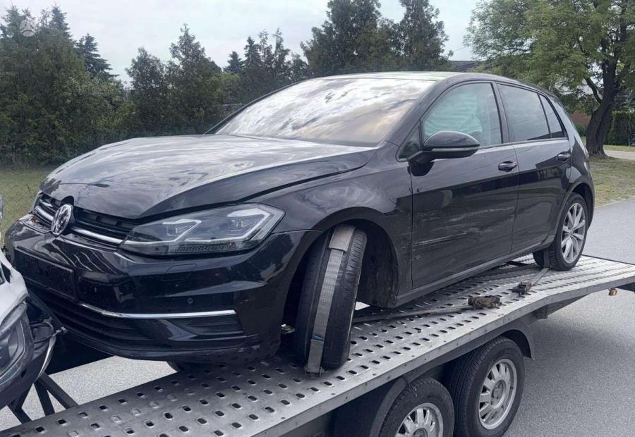 Black Volkswagen Golf 2017 in Telschi, with an engine capacity of 1.40 L and mileage of 196 thousand km for 2300 €, photo 1 on AUTOMOTO.COM.LV
